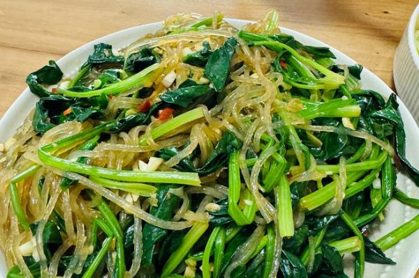 菠菜凉拌怎么好吃窍门_菠菜凉拌要不要焯水-第1张图片-山城妙识