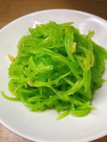 炒莴笋要焯水吗_莴笋焯水多久合适-第1张图片-山城妙识