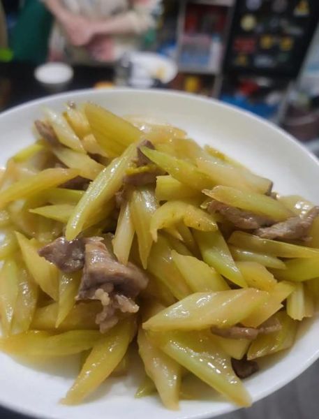 西芹炒腊肉怎么做_西芹炒腊肉用焯水吗-第3张图片-山城妙识