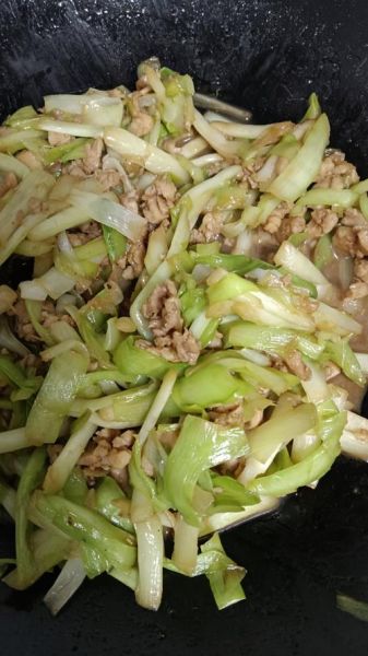 蒜黄炒肉丝怎么做_蒜黄炒肉丝用焯水吗-第1张图片-山城妙识