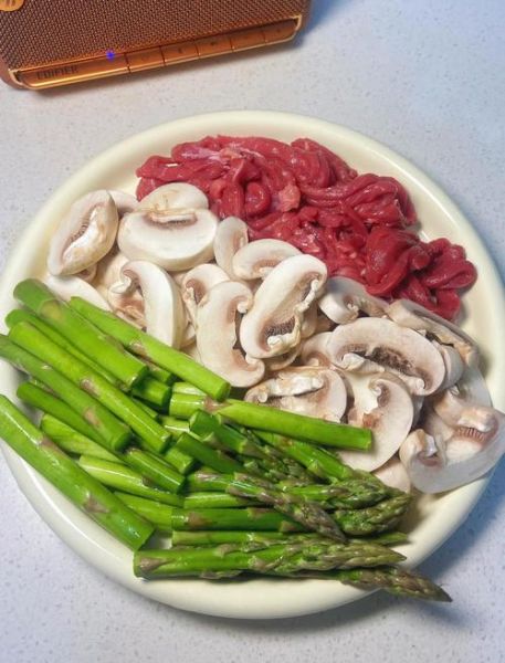 芦笋口蘑炒肉片怎么做_芦笋口蘑炒肉片热量高吗-第2张图片-山城妙识