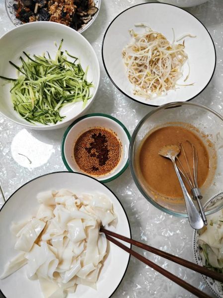 烤凉皮怎么做_烤凉皮需要哪些材料-第2张图片-山城妙识 烤凉皮怎么做_烤凉皮需要哪些材料-第2张图片-山城妙识