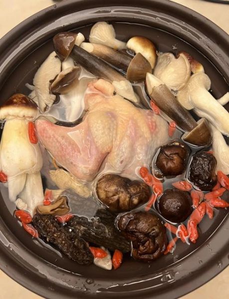 菌菇鸽子汤的做法大全_如何炖出奶白浓汤-第1张图片-山城妙识