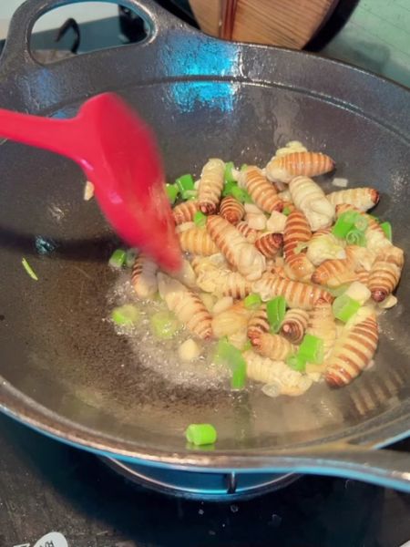 韭菜炒蚕蛹怎么做_韭菜炒蚕蛹家常做法-第3张图片-山城妙识