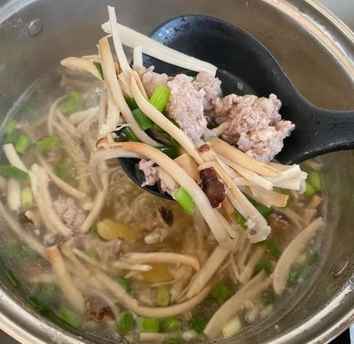 蘑菇炖肉怎么做_蘑菇炖肉的家常做法-第1张图片-山城妙识