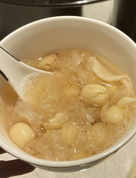 银耳百合莲子汤的功效与作用_适合什么季节喝-第2张图片-山城妙识