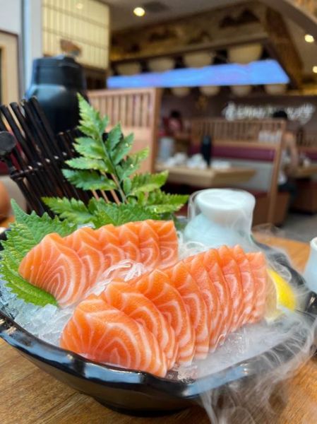 酒店三文鱼刺身冰摆盘技巧_如何保持新鲜口感-第1张图片-山城妙识