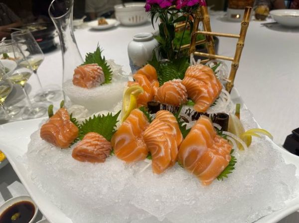 酒店三文鱼刺身冰摆盘技巧_如何保持新鲜口感-第2张图片-山城妙识