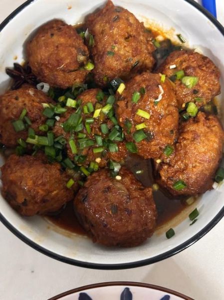 正宗扬州红烧狮子头怎么做_红烧狮子头用什么肉最好-第2张图片-山城妙识 正宗扬州红烧狮子头怎么做_红烧狮子头用什么肉最好-第2张图片-山城妙识