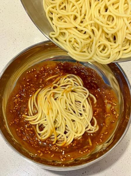 麻酱拌面调汁怎么调_麻酱拌面酱汁比例窍门-第3张图片-山城妙识