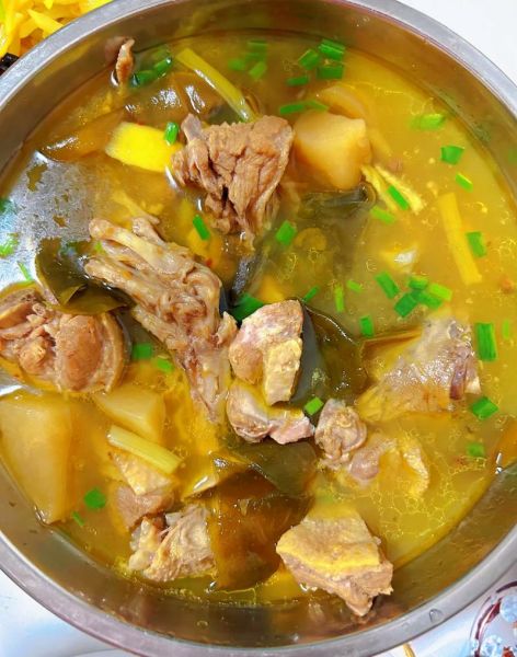 老鸭汤怎么炖好喝又营养_老鸭汤放什么食材最滋补-第1张图片-山城妙识