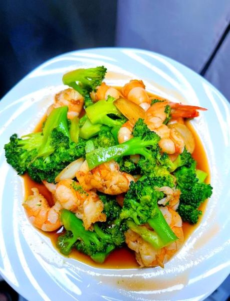 西兰花炒虾仁怎么炒才嫩_西兰花炒虾仁家常做法-第1张图片-山城妙识