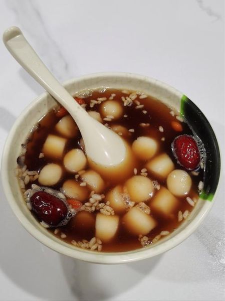 醪糟汤圆怎么煮_醪糟汤圆煮几分钟-第1张图片-山城妙识