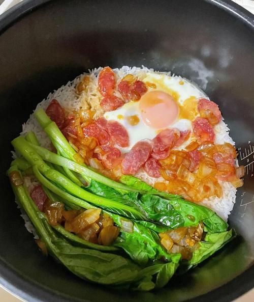 电饭煲焖腊肉饭怎么做_腊肉饭放多少水-第2张图片-山城妙识