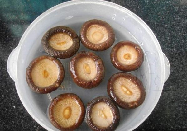 香菇怎么泡发才最鲜嫩_干香菇用冷水还是热水-第2张图片-山城妙识