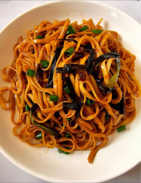 葱爆肉拌面怎么做_葱爆肉拌面家常做法-第1张图片-山城妙识