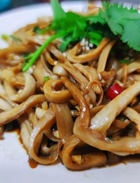 鸡腿菇和什么一起炒好吃_鸡腿菇炒什么肉最香-第1张图片-山城妙识