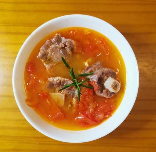 西红柿牛尾汤怎么炖好喝又营养_西红柿牛尾汤炖多久最佳-第1张图片-山城妙识