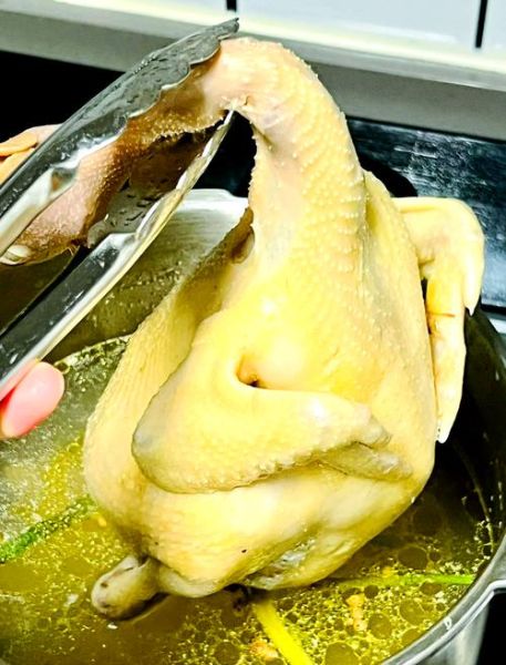 正宗白切鸡怎么做_白切鸡三浸三提技巧-第3张图片-山城妙识