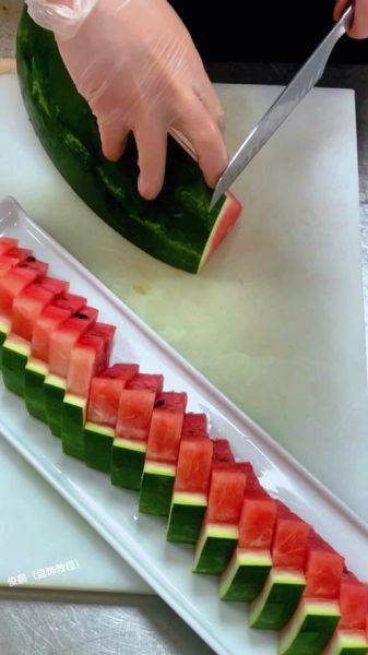 西瓜拼盘怎么切好看_西瓜拼盘的花样切法-第1张图片-山城妙识