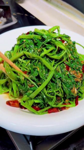 炝炒空心菜怎么做_空心菜焯水还是不焯水-第1张图片-山城妙识