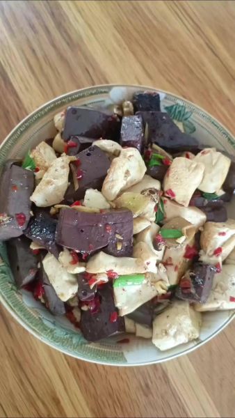 猪血和豆腐怎么烧好吃_猪血豆腐的家常做法-第2张图片-山城妙识