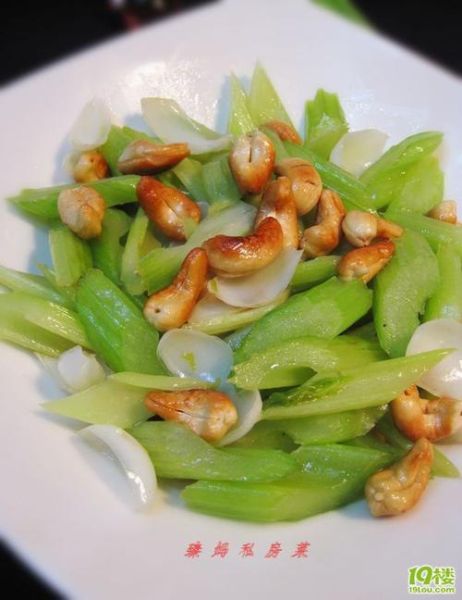 西芹百合炒腰果怎么做_西芹百合炒腰果热量高吗-第3张图片-山城妙识
