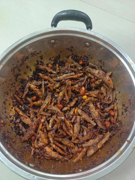 家常油炸小鱼怎么做_油炸小鱼酥脆不掉皮-第1张图片-山城妙识