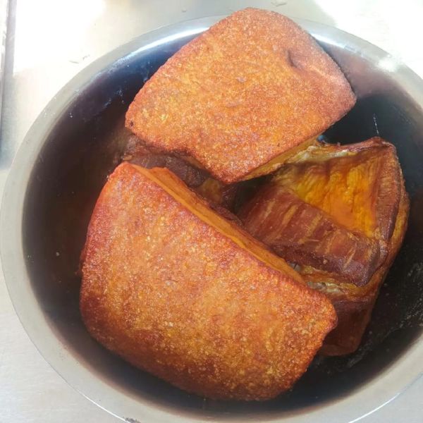 炸扣肉怎样炸出虎皮_扣肉虎皮不皱皮秘诀-第1张图片-山城妙识