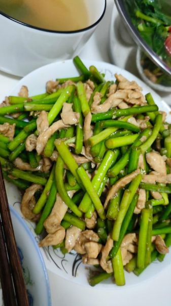 茄子蒜苔炒肉丝怎么做_茄子蒜苔炒肉丝先炒哪个-第1张图片-山城妙识