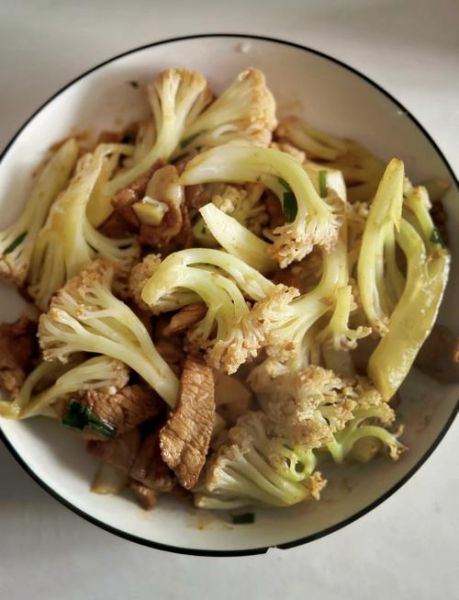 花菜炒肉怎么炒才脆_花菜炒肉要不要焯水-第1张图片-山城妙识
