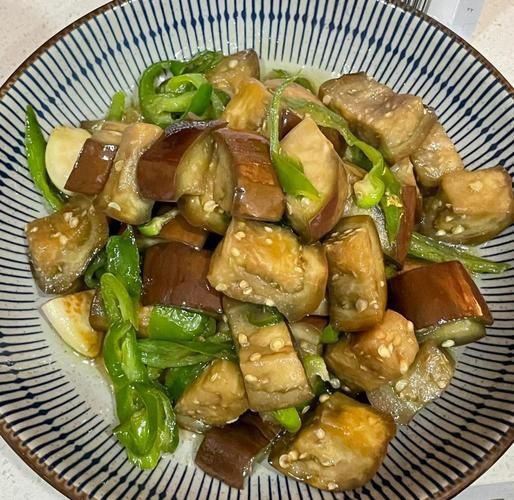 清炒茄子怎么炒才不黑_家常做法步骤-第1张图片-山城妙识