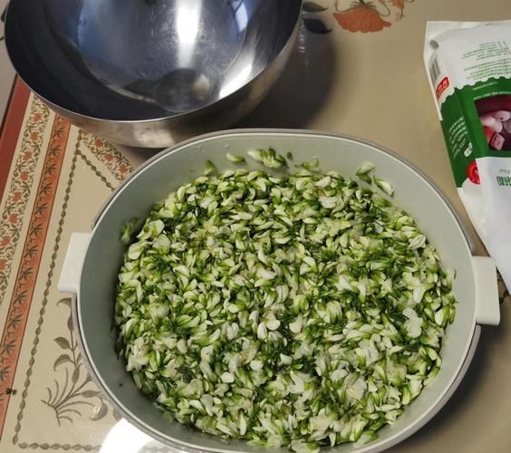 蒸槐花怎么做好吃_蒸槐花需要焯水吗-第1张图片-山城妙识