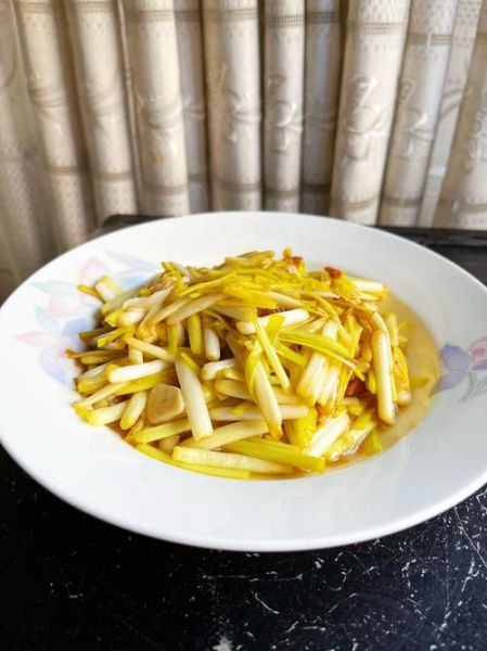 蒜黄炒肉怎么做_蒜黄炒肉用哪个部位肉-第2张图片-山城妙识