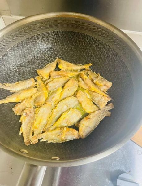 油炸小鱼怎么炸得酥脆_油炸小鱼做法窍门-第1张图片-山城妙识