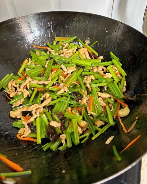 芹菜炒肉怎么炒才嫩_芹菜炒肉要不要焯水-第1张图片-山城妙识