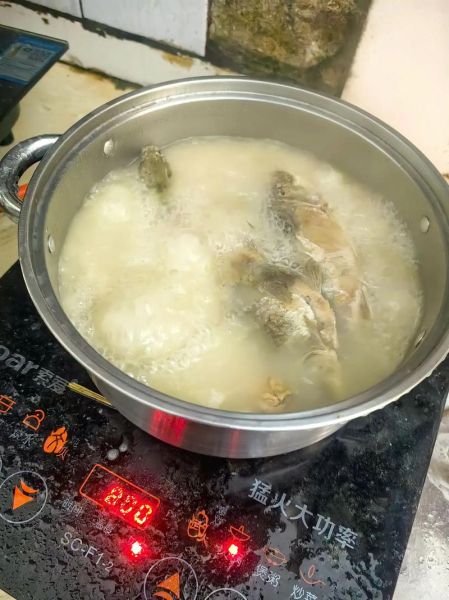 鲫鱼汤怎么熬白_鲫鱼汤变白技巧-第3张图片-山城妙识 鲫鱼汤怎么熬白_鲫鱼汤变白技巧-第3张图片-山城妙识