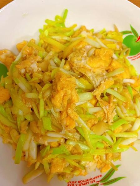 鸡蛋炒蒜苗怎么炒好吃_鸡蛋炒蒜苗做法窍门-第1张图片-山城妙识