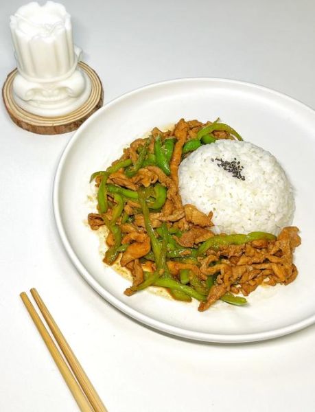 青椒肉丝盖浇饭怎么做_青椒肉丝盖浇饭家常做法-第1张图片-山城妙识