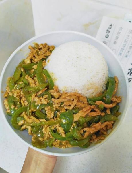 青椒肉丝盖浇饭怎么做_青椒肉丝盖浇饭家常做法-第2张图片-山城妙识