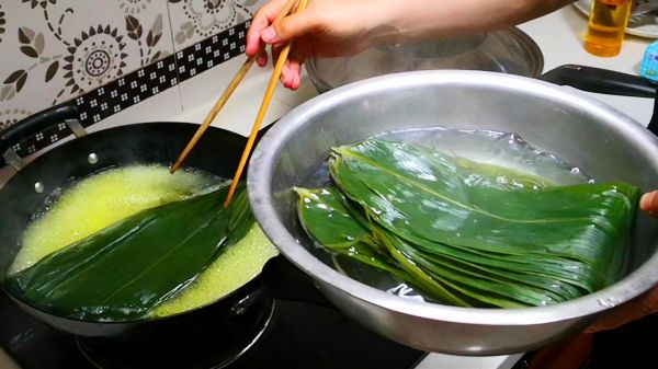 粽叶冷水煮还是开水煮_粽叶煮多久不变色-第3张图片-山城妙识
