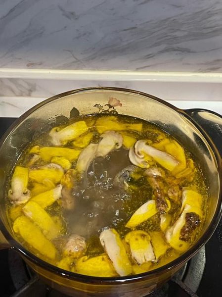 老母鸡炖松茸的功效_孕妇可以吃吗-第1张图片-山城妙识 老母鸡炖松茸的功效_孕妇可以吃吗-第1张图片-山城妙识