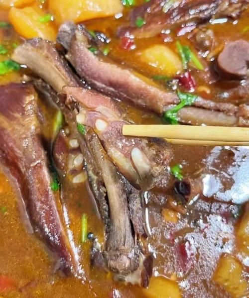 腊排骨炖土豆怎么做_腊排骨炖土豆的家常做法-第3张图片-山城妙识