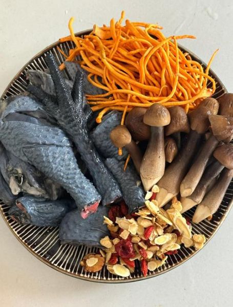 乌骨鸡汤怎么炖好喝_乌骨鸡汤的家常做法-第3张图片-山城妙识