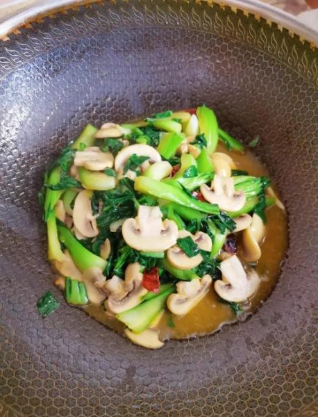 青菜炒蘑菇怎么做_炒蘑菇要不要焯水-第1张图片-山城妙识