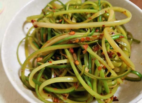 凉拌蒜苗怎么做才好吃_凉拌蒜苗要不要焯水-第1张图片-山城妙识 凉拌蒜苗怎么做才好吃_凉拌蒜苗要不要焯水-第1张图片-山城妙识