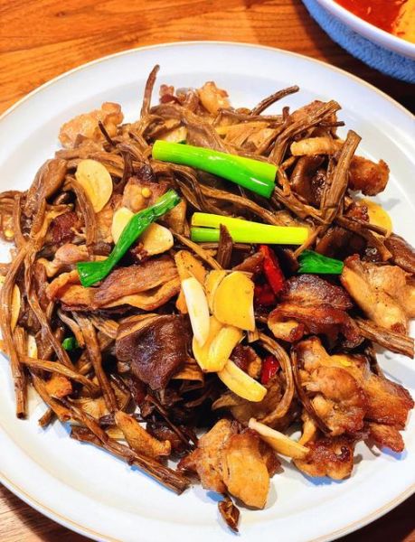 茶树菇炒肉怎么做_茶树菇炒肉的家常做法-第2张图片-山城妙识 茶树菇炒肉怎么做_茶树菇炒肉的家常做法-第2张图片-山城妙识