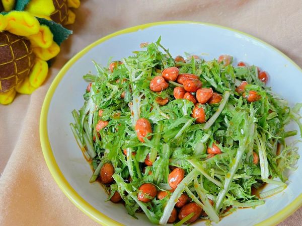 苦苣拌花生米怎么做_苦苣拌花生米需要焯水吗-第1张图片-山城妙识