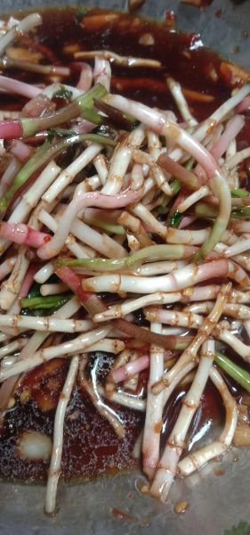 鱼腥草怎么凉拌好吃_鱼腥草炒腊肉做法-第1张图片-山城妙识