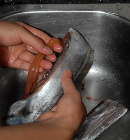 带鱼怎么清理内脏_带鱼去内脏视频教程-第2张图片-山城妙识